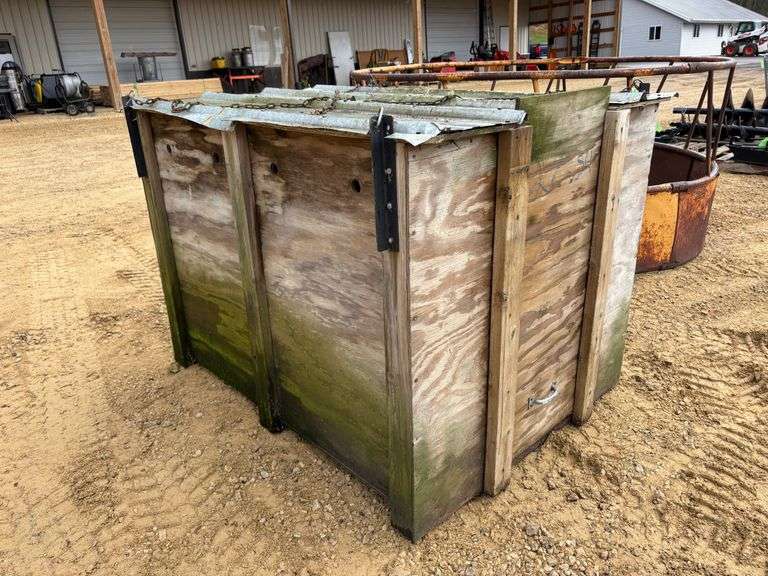 Livestock Hauling Box - Lee Real Estate & Auction Service