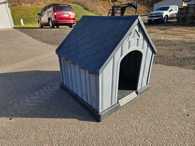 Medium Size Dog House - Lee Real Estate & Auction Service