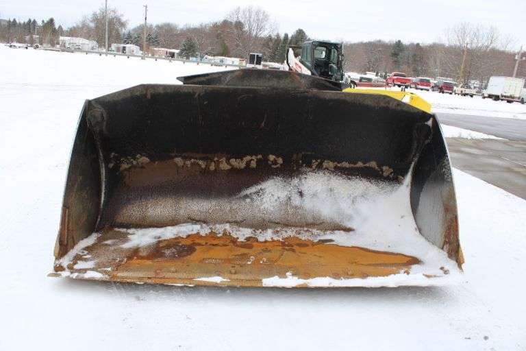 2.7 yard Cat endloader bucket - Lee Real Estate & Auction Service
