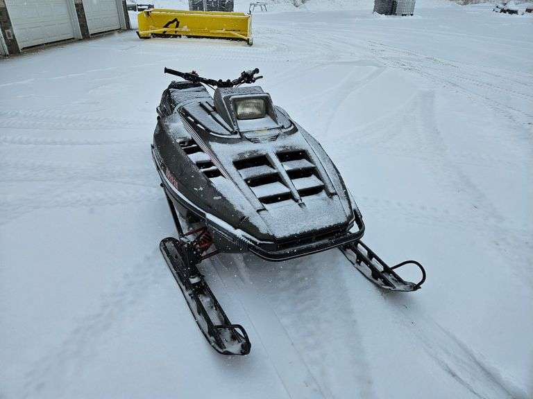1991 Polaris Indy Trail 500 snowmobile - Lee Real Estate & Auction Service
