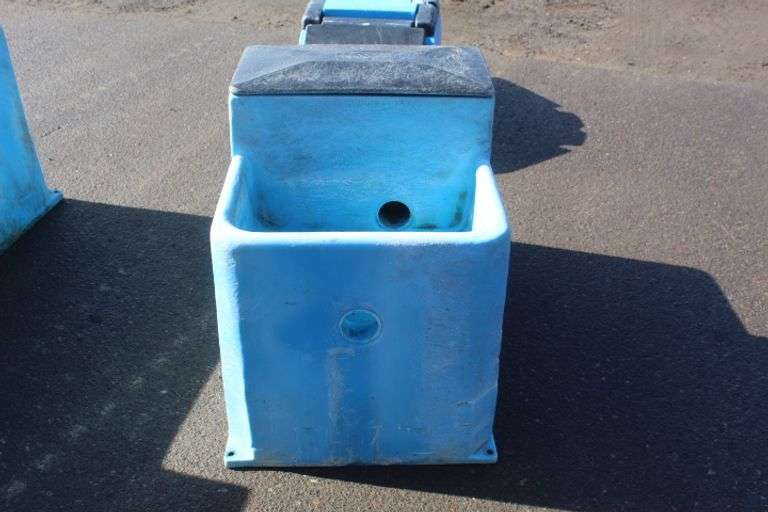 Lil Spring outdoor livestock waterer - Lee Real Estate & Auction Service