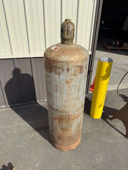 100lb LP Tank - Lee Real Estate & Auction Service