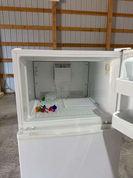 Magic Chef Refrigerator - Lee Real Estate & Auction Service