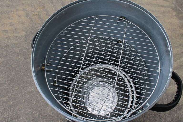 Bud Light smoker / grill, never used - Lee Real Estate & Auction Service