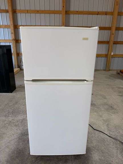 Magic Chef Refrigerator - Lee Real Estate & Auction Service