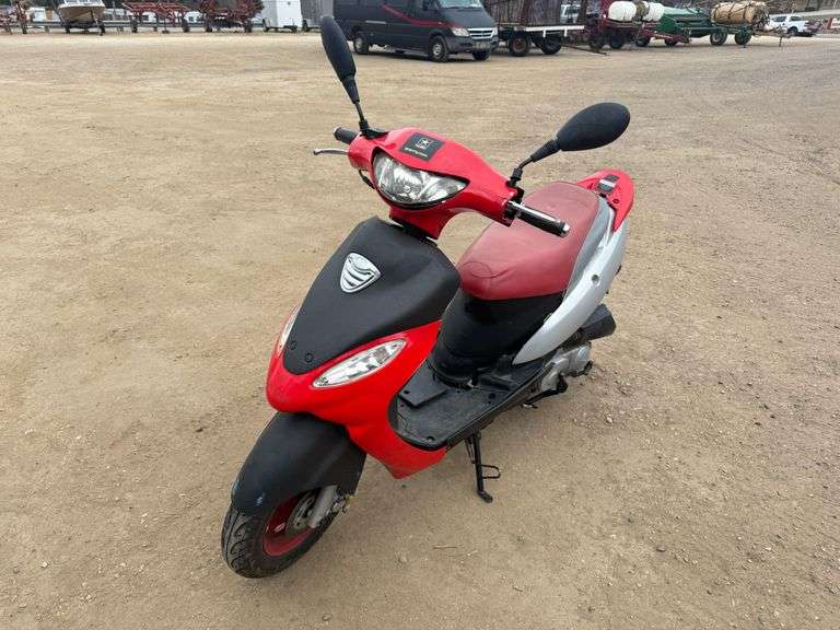 YY50QT Moped - Parts or Project - Lee Real Estate & Auction Service