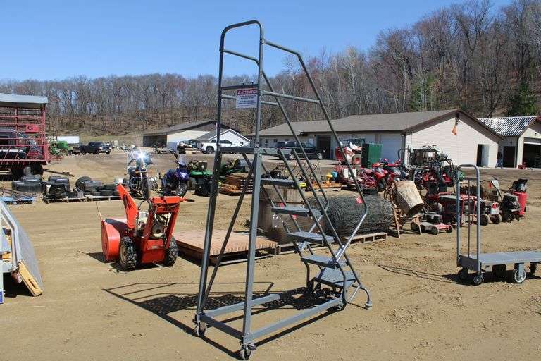 6 step rolling shop steps w/railing - Lee Real Estate & Auction Service