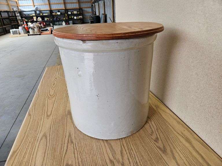 15-gal. RW Crock - Lee Real Estate & Auction Service