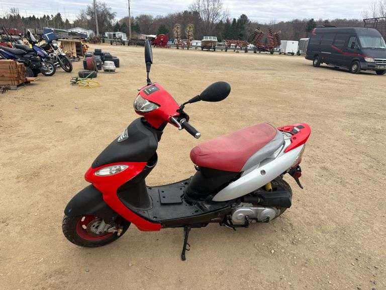 YY50QT Moped - Parts or Project - Lee Real Estate & Auction Service
