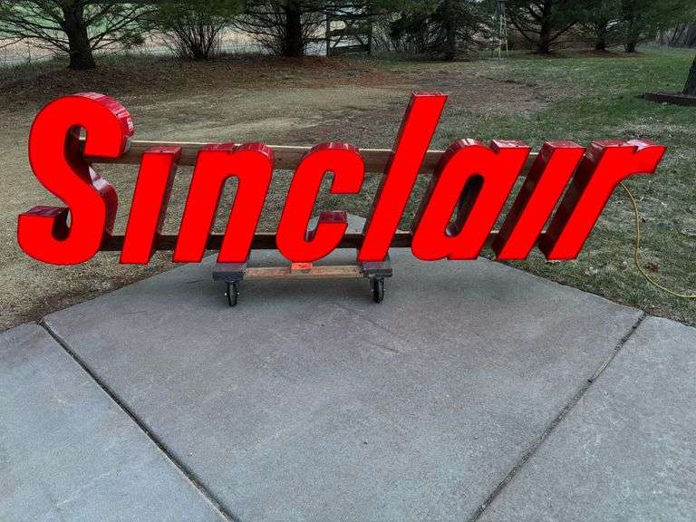 Lighted Sinclair Sign - Lee Real Estate & Auction Service