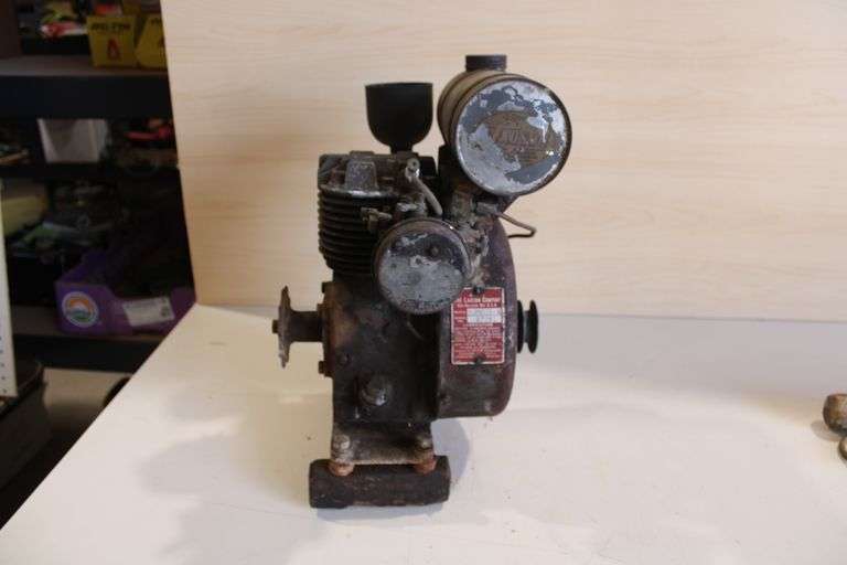 Antique single cyl. Lauson gas engine - Lee Real Estate & Auction Service