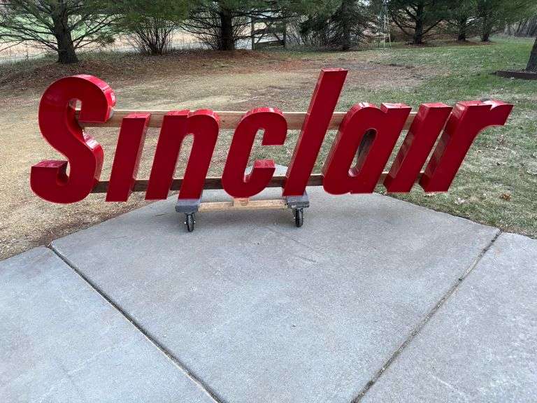 Lighted Sinclair Sign - Lee Real Estate & Auction Service