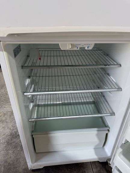 Magic Chef Refrigerator - Lee Real Estate & Auction Service