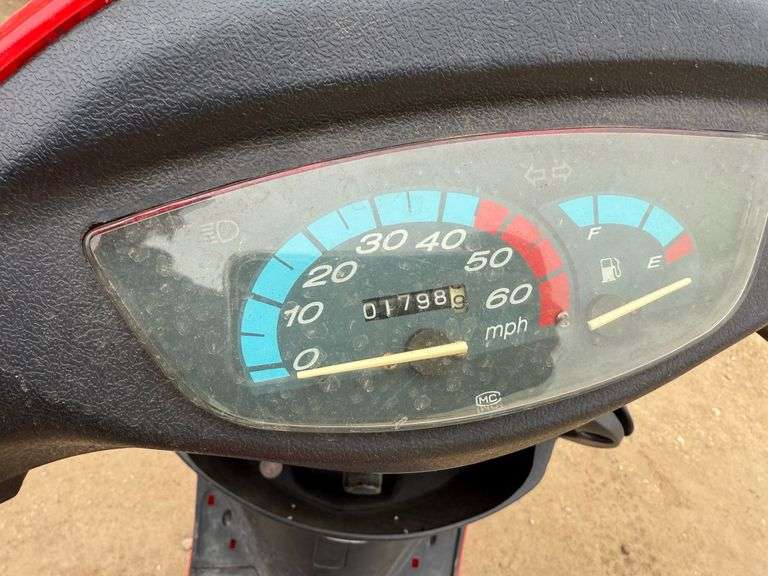 YY50QT Moped - Parts or Project - Lee Real Estate & Auction Service