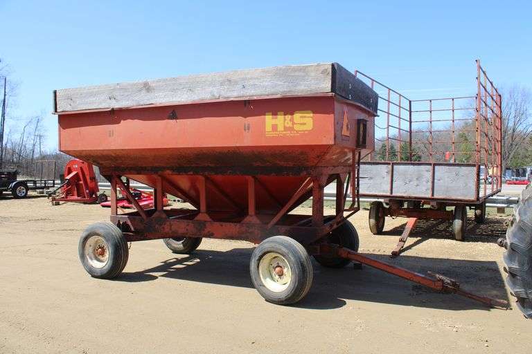 H & S gravity box w/wood extension & running gear - Lee Real Estate ...