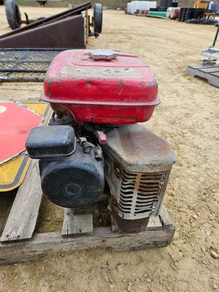 Wisconsin Robin Horizontal Shaft Engine - Lee Real Estate & Auction Service