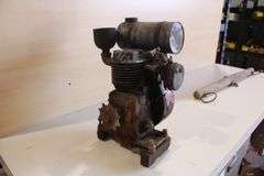 Antique single cyl. Lauson gas engine - Lee Real Estate & Auction Service
