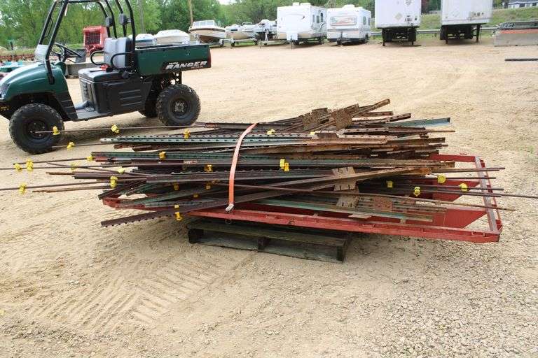 Lg. skid of mostly 6' steel T posts - Lee Real Estate & Auction Service