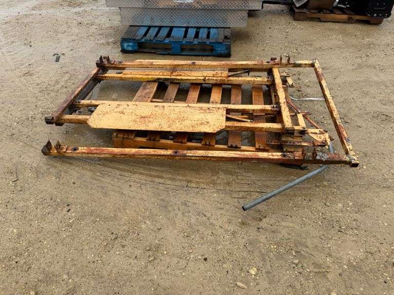 Cattle Head Gate - Lee Real Estate & Auction Service