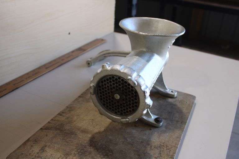 Universal #32 meat grinder - Lee Real Estate & Auction Service