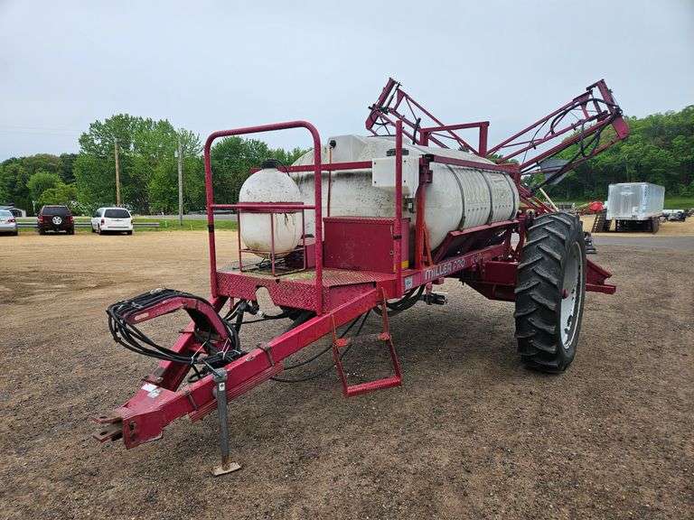 Miller Pro 1000 Field Sprayer - Lee Real Estate & Auction Service