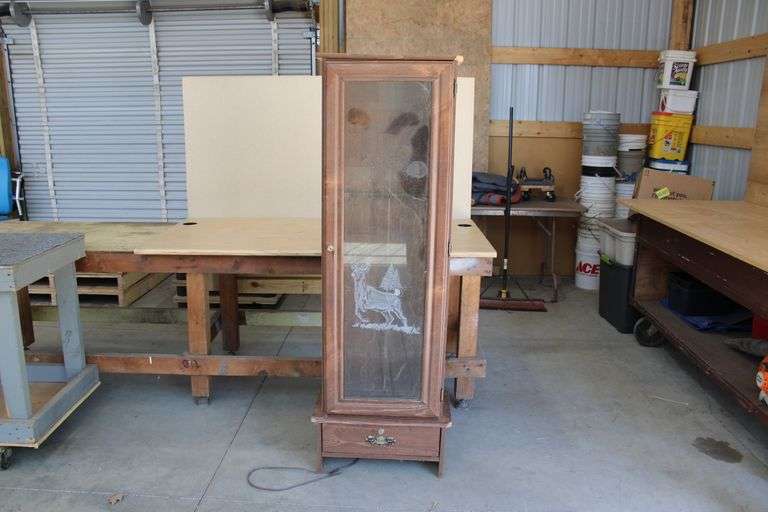 6 place gun cabinet w/key - Lee Real Estate & Auction Service