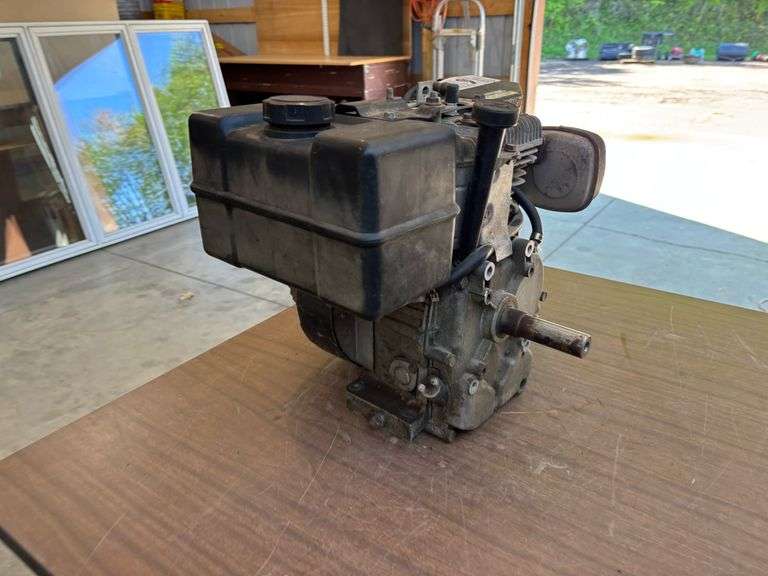 8hp Briggs & Stratton Engine - Lee Real Estate & Auction Service