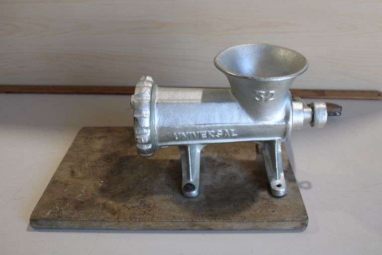 Universal #32 meat grinder - Lee Real Estate & Auction Service