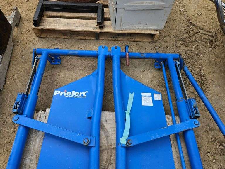 Priefert Head Gate - Lee Real Estate & Auction Service