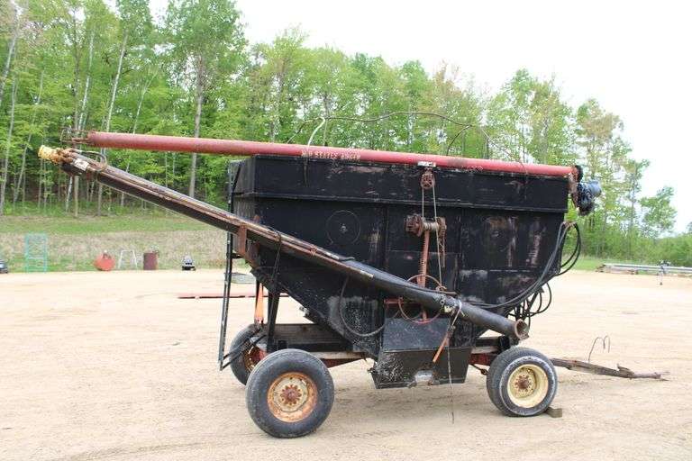 Gravity box w/Fert. auger & extra auger - Lee Real Estate & Auction Service