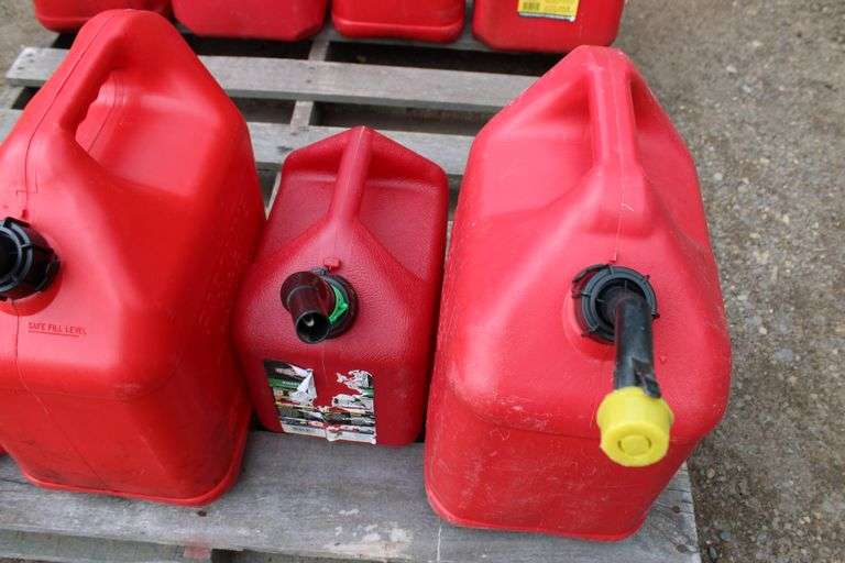 5 various plastic gas cans - Lee Real Estate & Auction Service