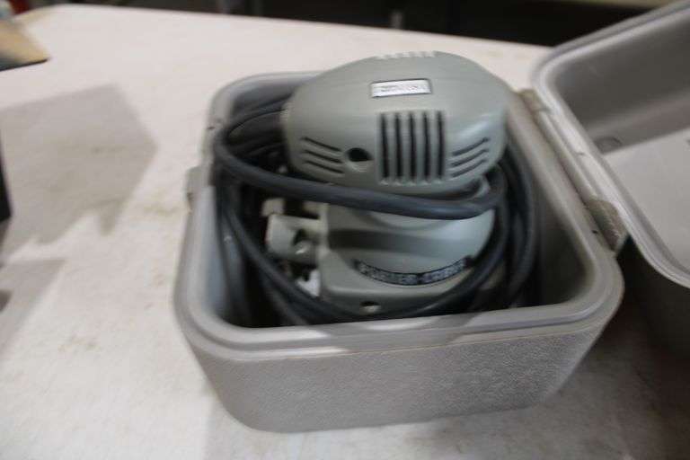 Porter Cable elec. sander w/case - Lee Real Estate & Auction Service