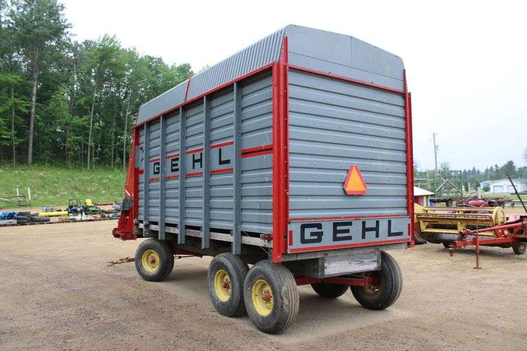 Gehl 970 chopper box w/tandem running gear - Lee Real Estate & Auction ...