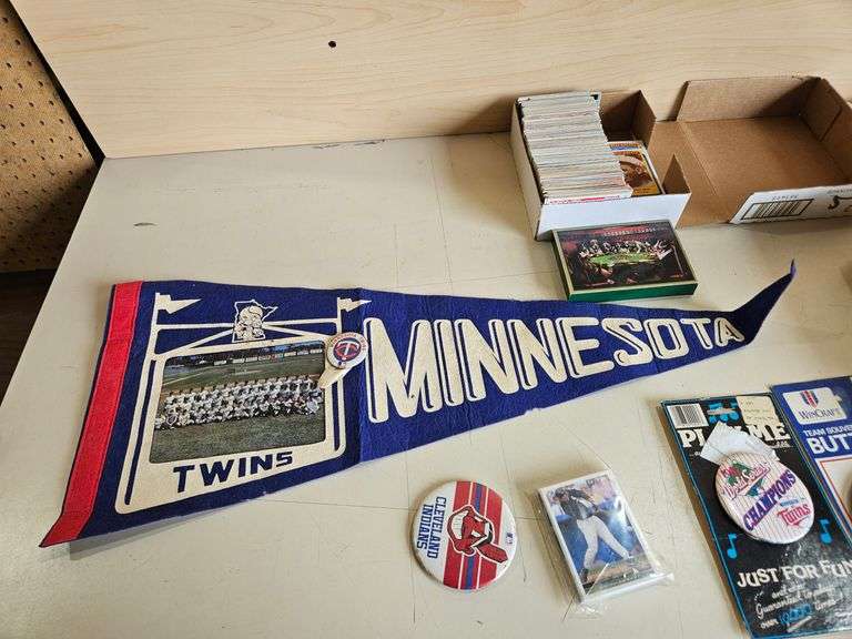 BB Cards & MN Twins memorabilia - Lee Real Estate & Auction Service
