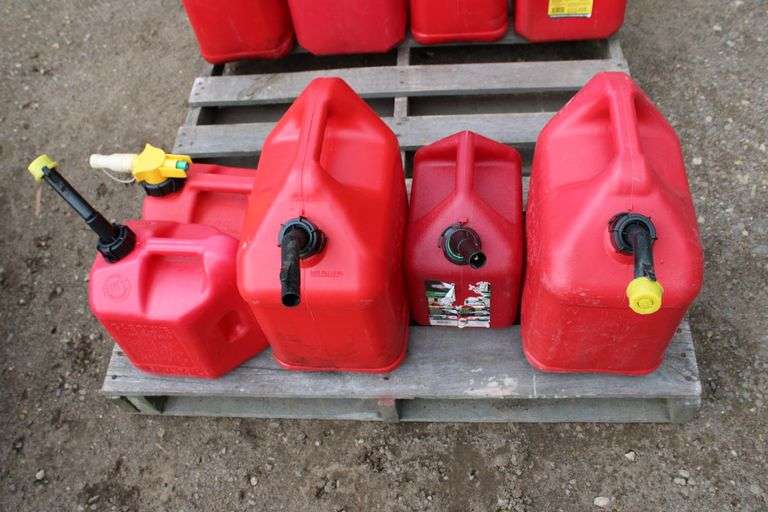 5 various plastic gas cans - Lee Real Estate & Auction Service