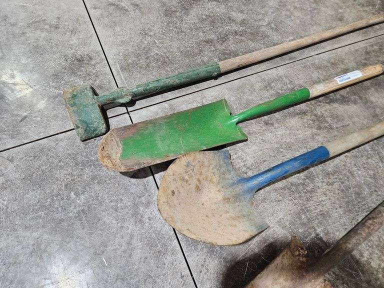 Short Handled Tools - Lee Real Estate & Auction Service