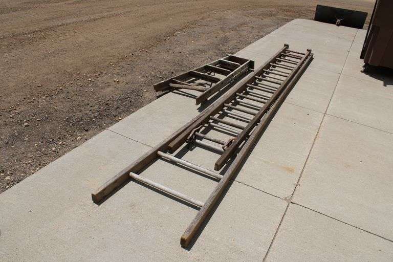 Wooden ext. & step ladder - Lee Real Estate & Auction Service