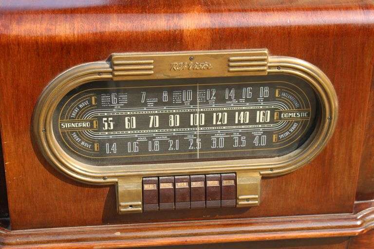 Antique RCA Victor console radio, works - Lee Real Estate & Auction Service