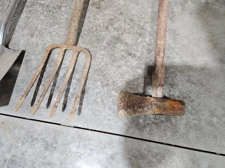 Short Handled Tools - Lee Real Estate & Auction Service