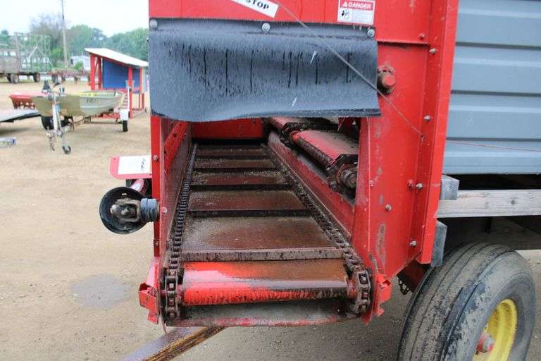 Gehl 970 chopper box w/tandem running gear - Lee Real Estate & Auction ...