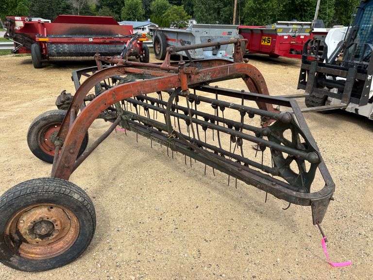 New Idea Hay Rake - Lee Real Estate & Auction Service