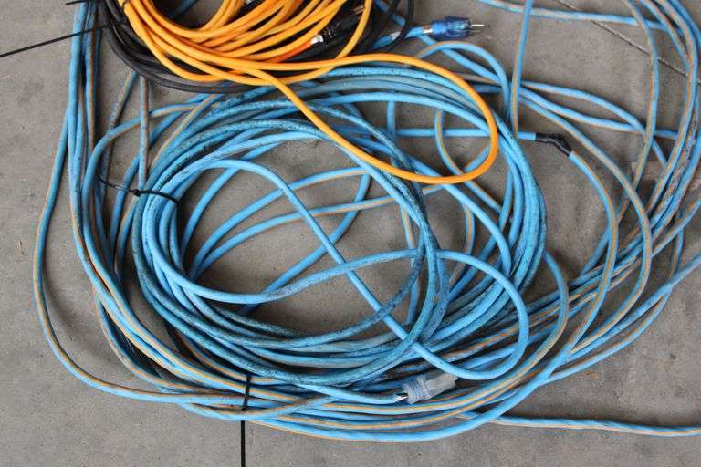 4 elec. extension cords - Lee Real Estate & Auction Service