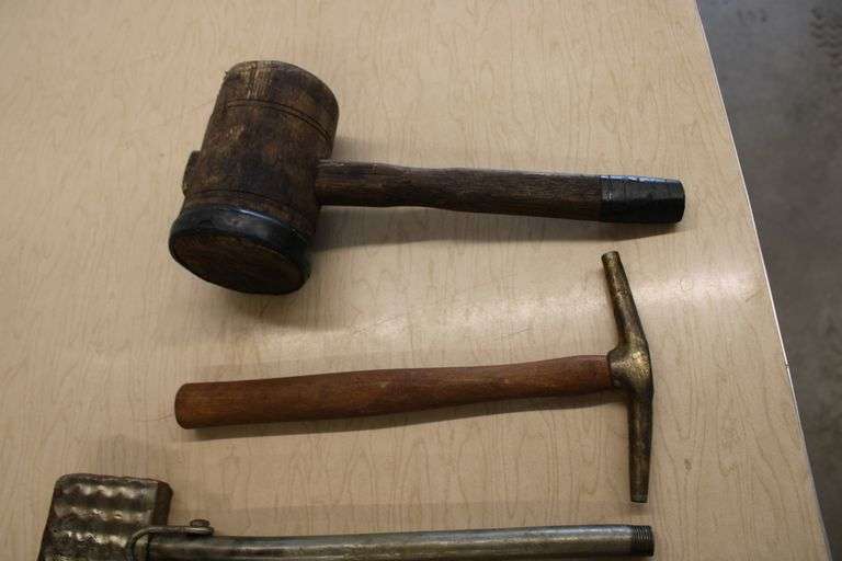 5 various antique hammers / mallets - Lee Real Estate & Auction Service