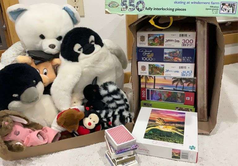 Stuffed animals,puzzles , playing cards - Hamilton-Maring Auction Group
