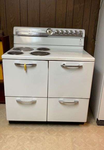 General Electric 4 Burner Electric Range. Please make sure to bring ...
