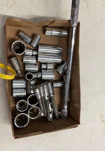 Shallow/deep well 1/2" sockets and ratchet - Hamilton-Maring Auction Group