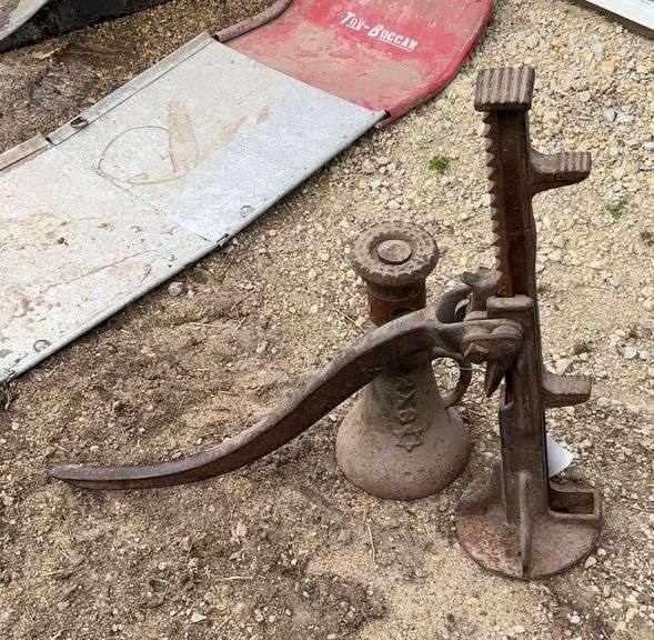 8 Ton Screw Jack, Old Wagon Wheel Hand Jack - Hamilton-Maring Auction Group