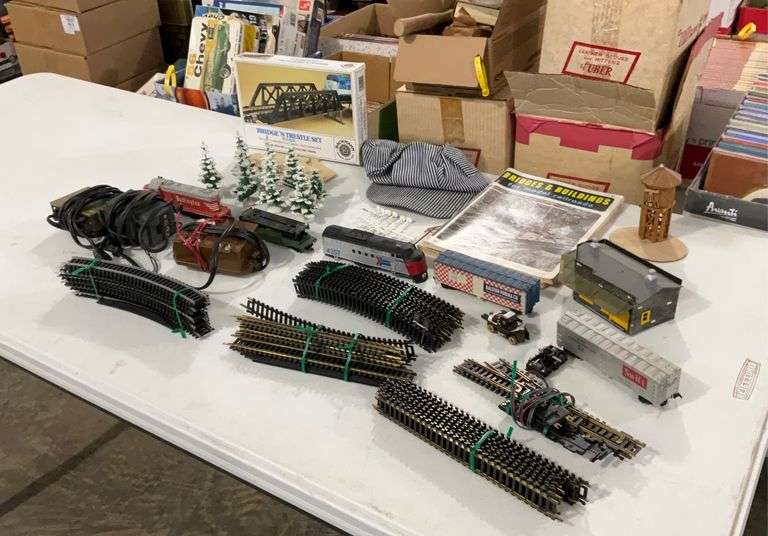 Model railroad set- cars, village , track, controller (condition ...