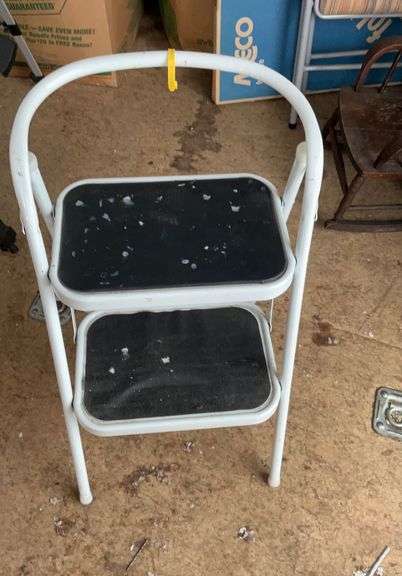 Metal two-step stool - Hamilton-Maring Auction Group