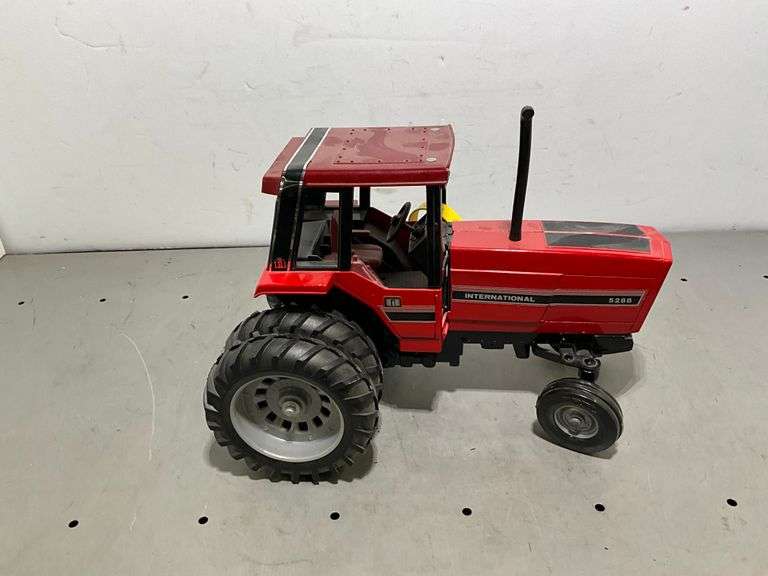 ERTL IH 5288 Tractor - Hamilton-Maring Auction Group